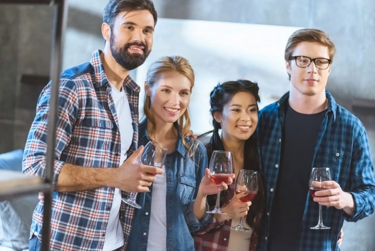 Partyspiele Für Erwachsene: 20 Lustige & Interessante Spiele Für Drinnen Und Draußen